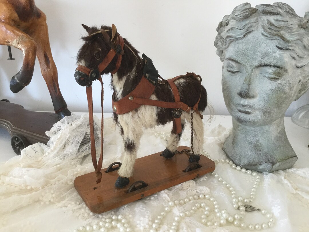 Caballo de madera viejo con ruedas de hierro meciendo juguete de ...