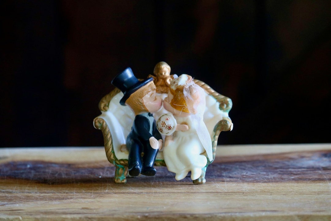Vintage Wilton Wedding Cake Topper, Bride and Groom Kissing on Loveseat ...