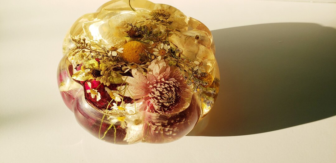 Preserving Wedding Flowers in Large Resin Flower Shaped Paperweight ...