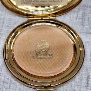 Rare Stratton Compact in Gold Tone in the Piccadilly Design ~ Vintage ...