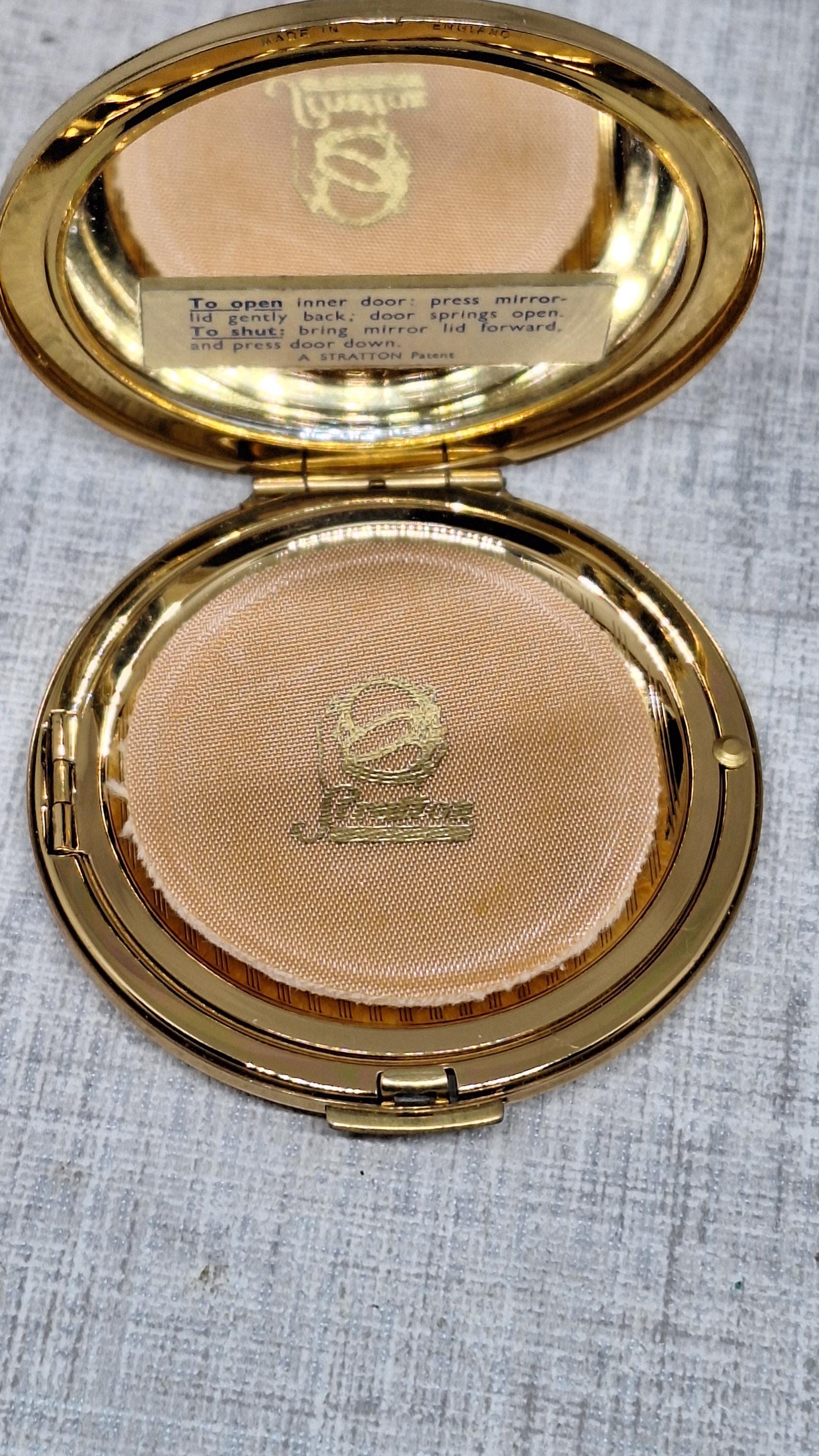 Rare Stratton Compact in Gold Tone in the Piccadilly Design ~ Vintage ...