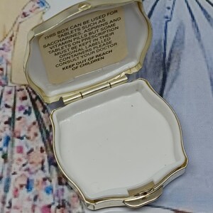Stratton Mini Box Pill Box With White Enamel Lid Decorated With Pink ...