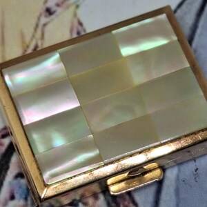 Mother of Pearl Pill Box or Trinket Box ~ Vintage Shell Container ...