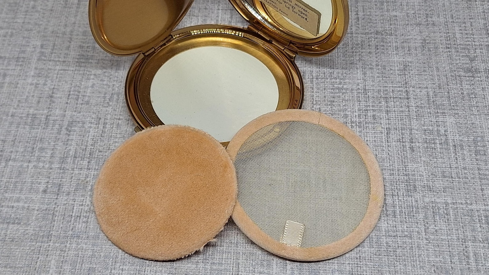 Rare Stratton Compact in Gold Tone in the Piccadilly Design ~ Vintage ...