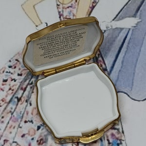 Stratton Mini Box Pill Box in White Enamel Lid Decorated With Pink ...