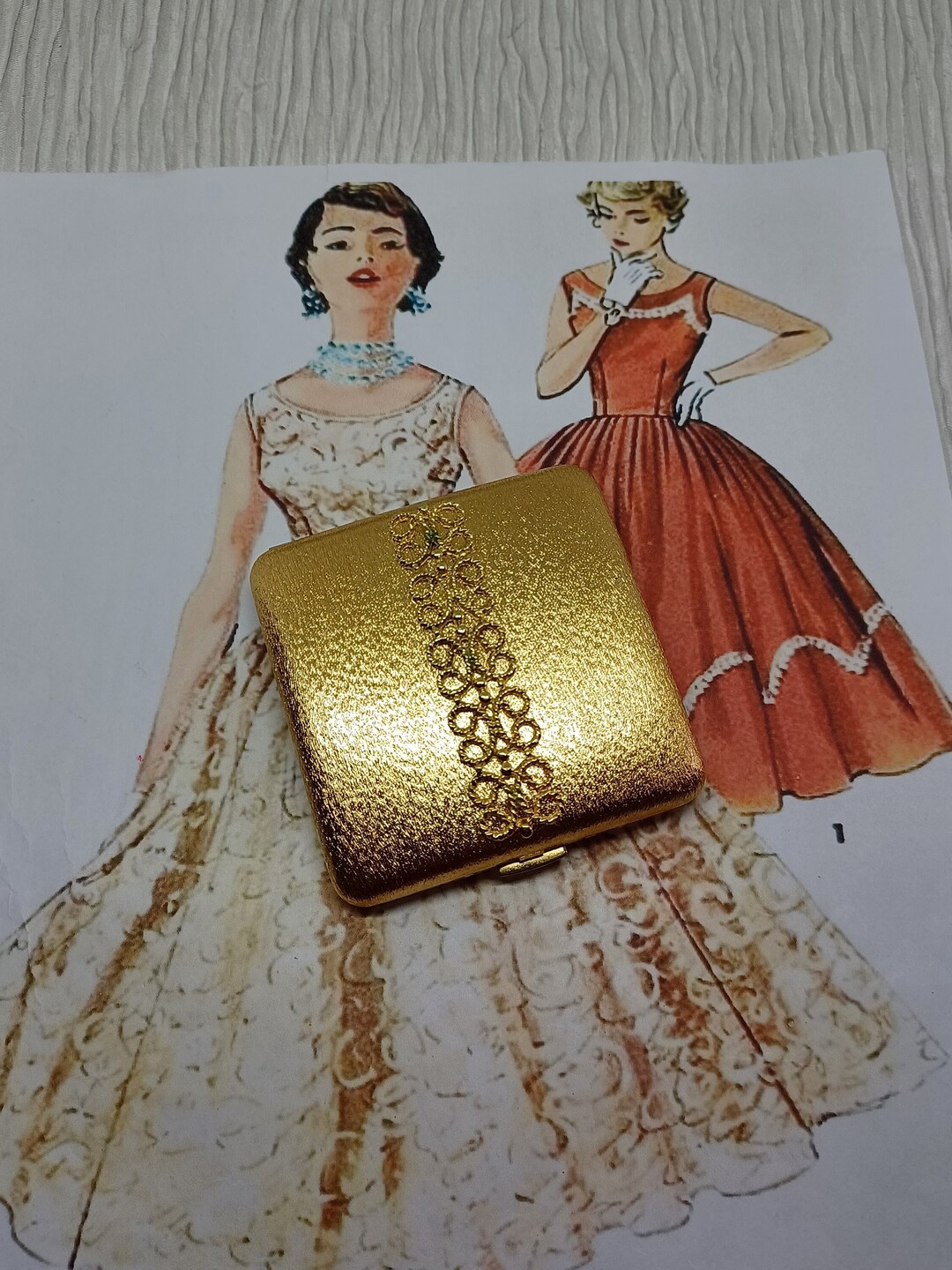 Avon Powder Compact ~ Gold Tone With Central Pattern ~ 1960s Avon ...