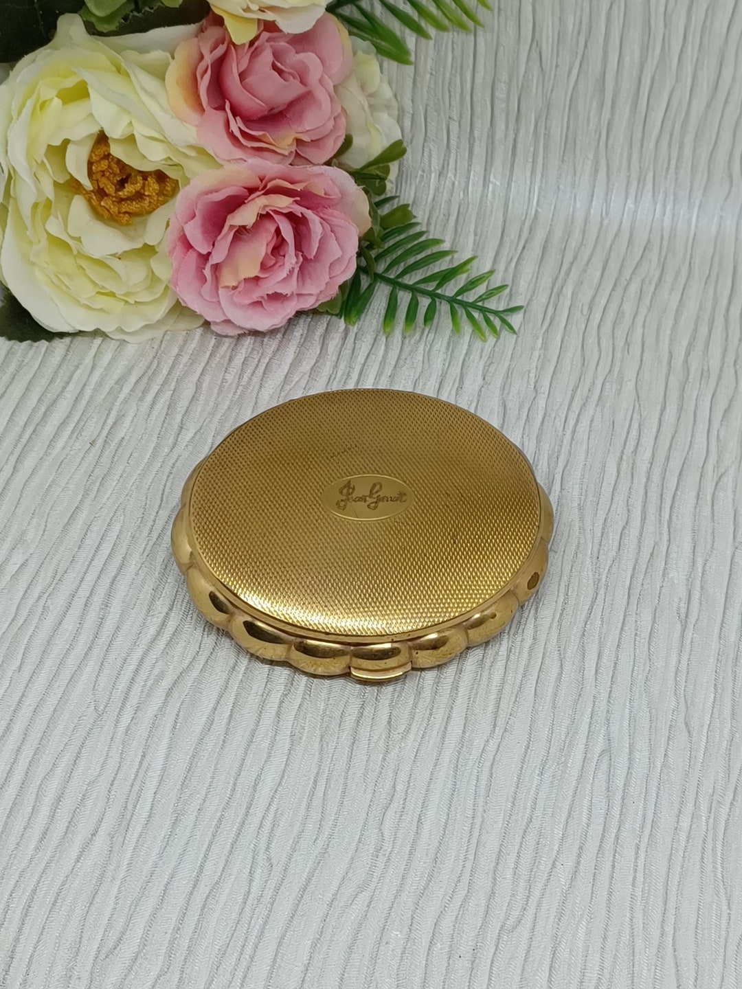 Kigu Powder Compact in Gold Tone With Engine Turned Lid Engraved 'joan ...