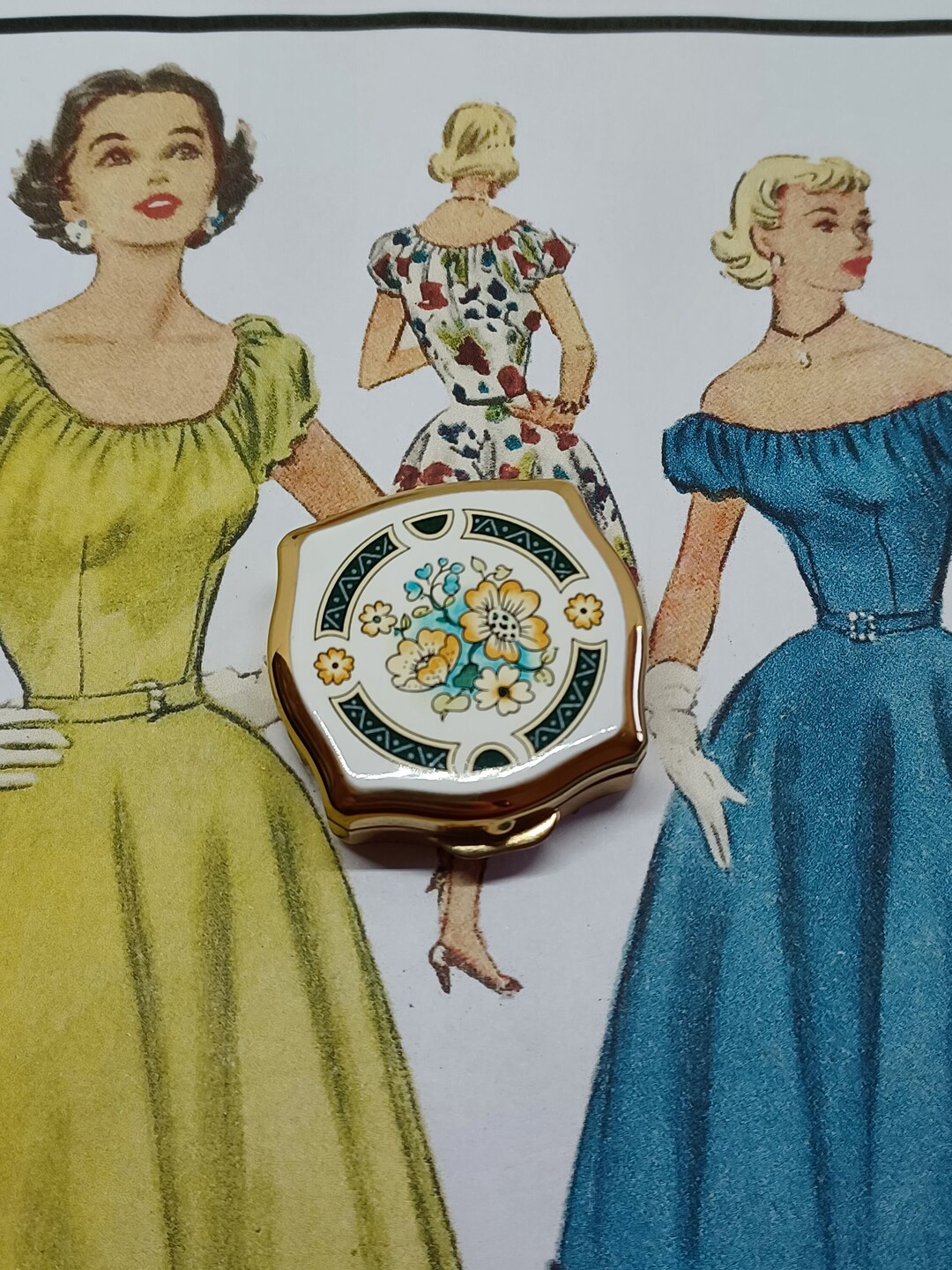 Stratton Pill Box in White Enamel Decorated With a Green Circle Border ...