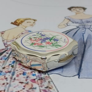 Stratton Mini Box Pill Box With White Enamel Lid Decorated With Pink ...