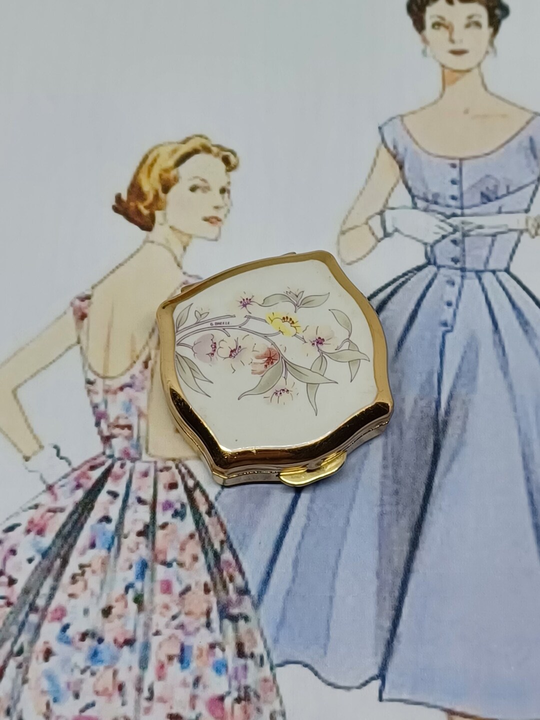 Stratton Mini Box Pill Box in White Enamel Lid Decorated With Pink ...