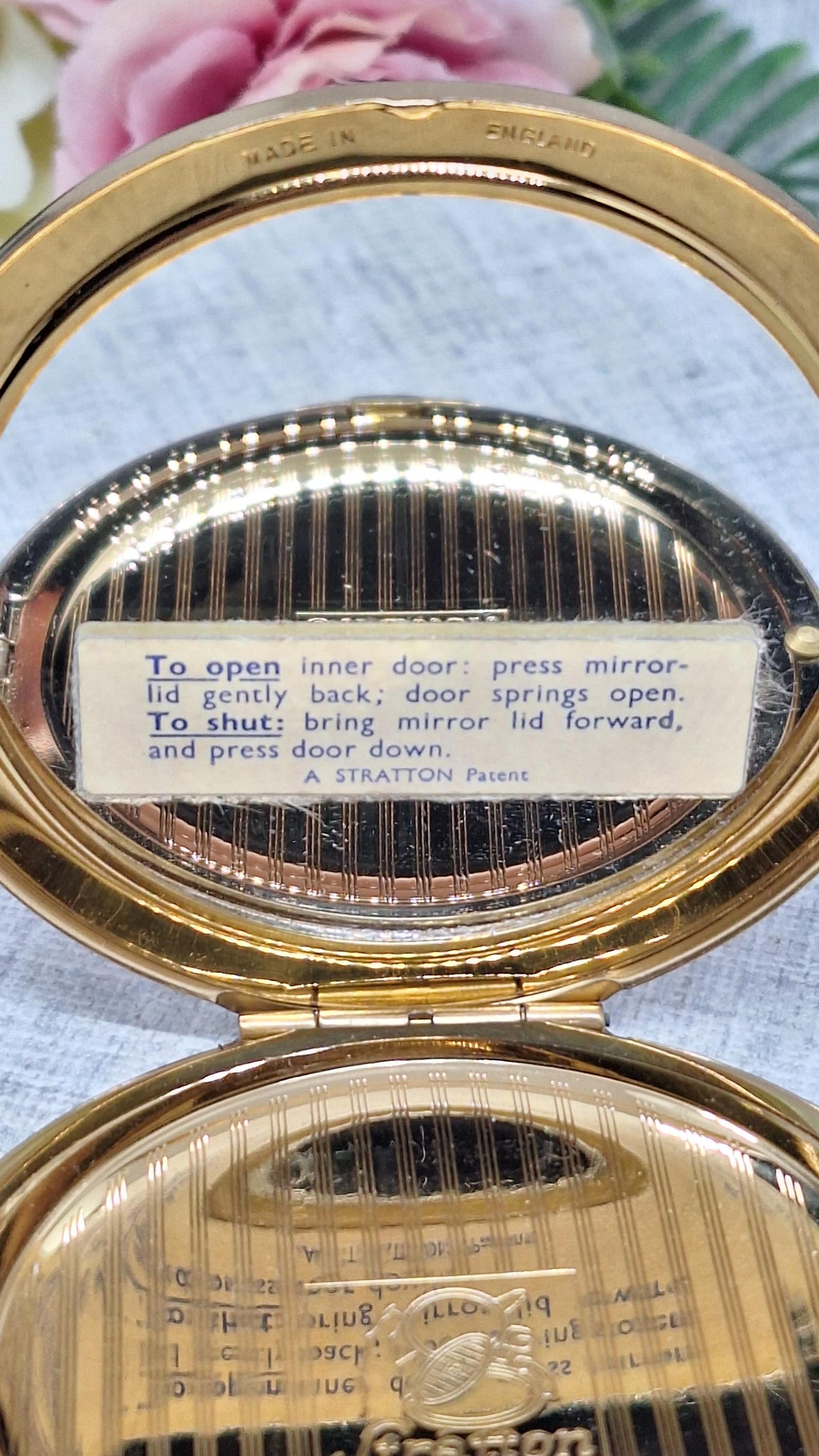 Rare Stratton Compact in Gold Tone in the Piccadilly Design ~ Vintage ...