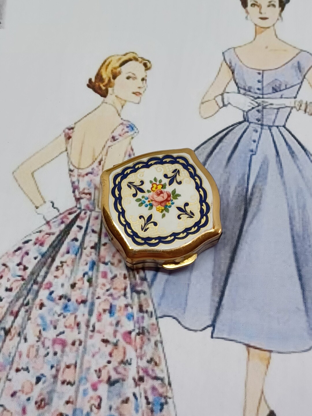 Stratton Mini Box Pill Box White Enamel With Flowers Surrounded by a ...