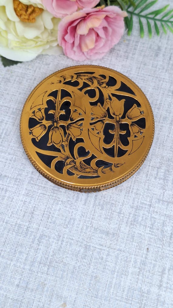 Powder Compact in Gold Tone with Pierced Work Flowers… - Gem