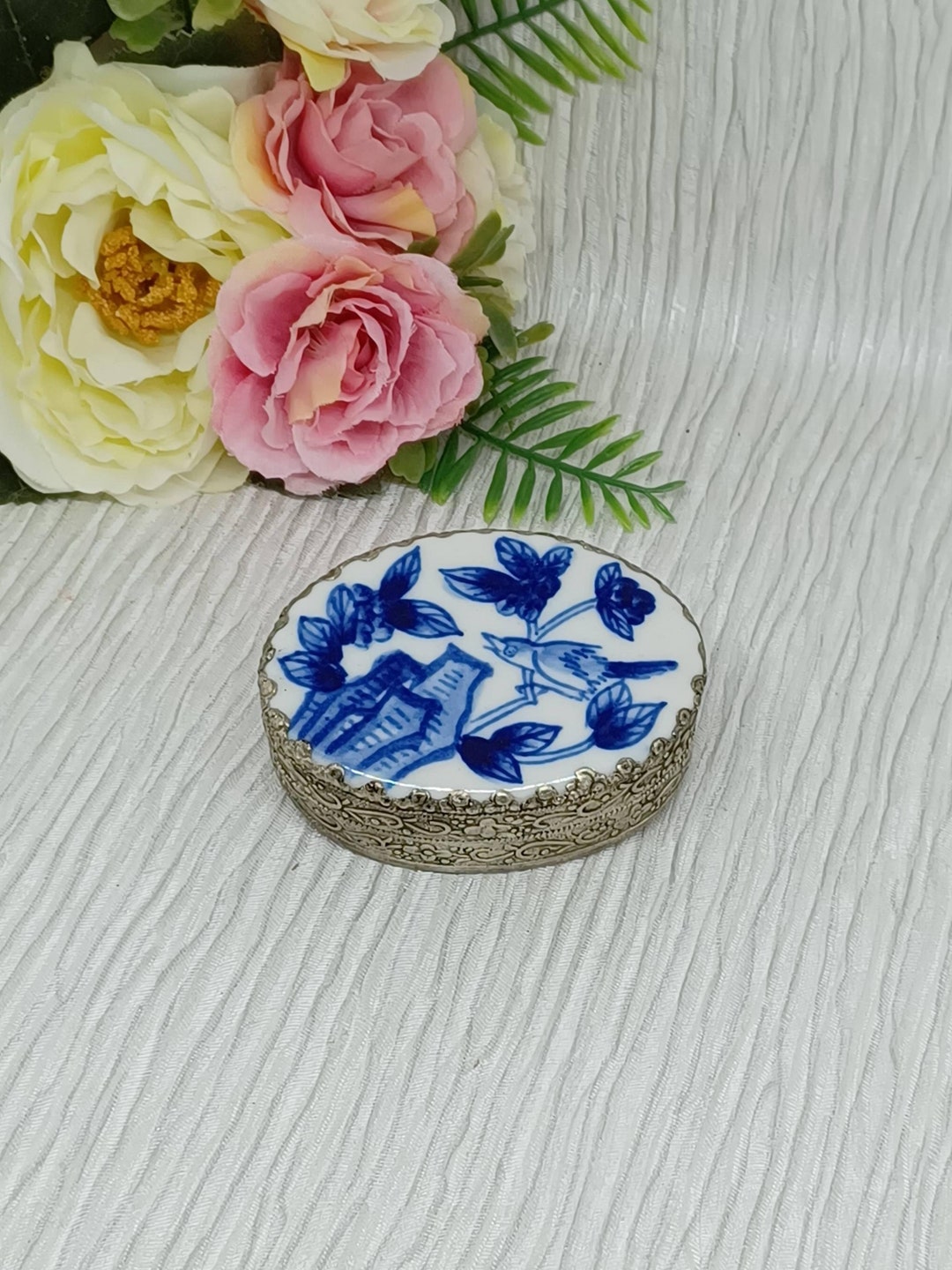 Chinese Shard Box With Blue & White Lid With a Bird With a Mirror ...