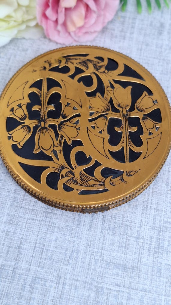 Powder Compact in Gold Tone with Pierced Work Flowers… - Gem