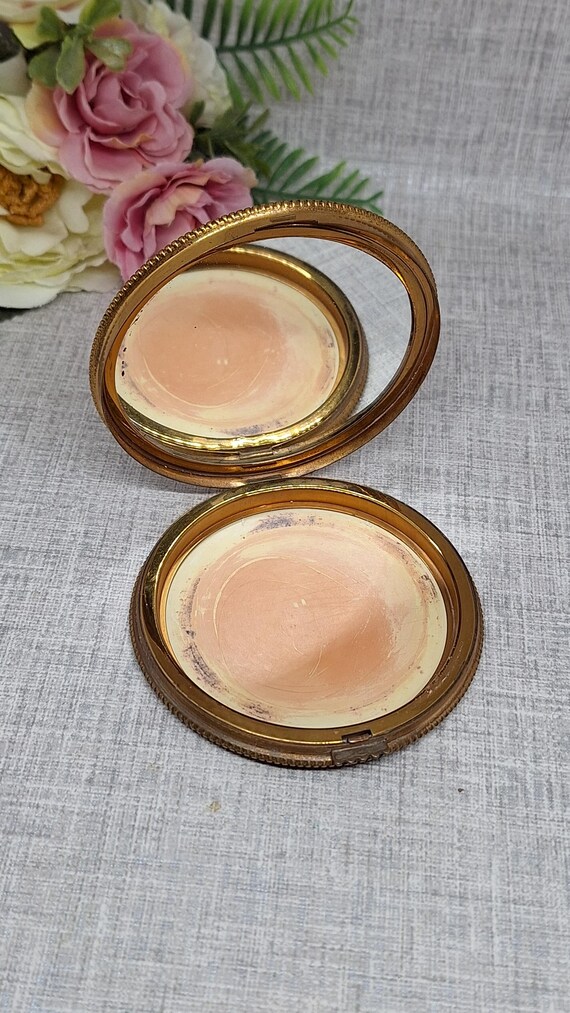 Powder Compact in Gold Tone with Pierced Work Flowers… - Gem