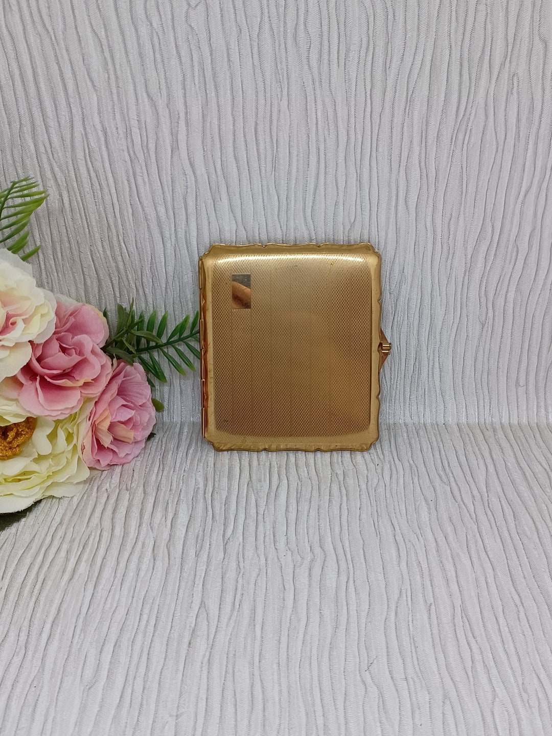 Stratton Cigarette Case in Gold Tone With an Engine Turned Design Lid ...