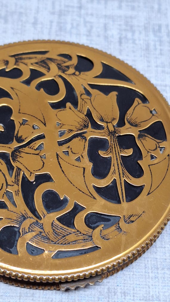 Powder Compact in Gold Tone with Pierced Work Flowers… - Gem