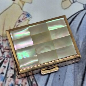Mother of Pearl Pill Box or Trinket Box ~ Vintage Shell Container ...