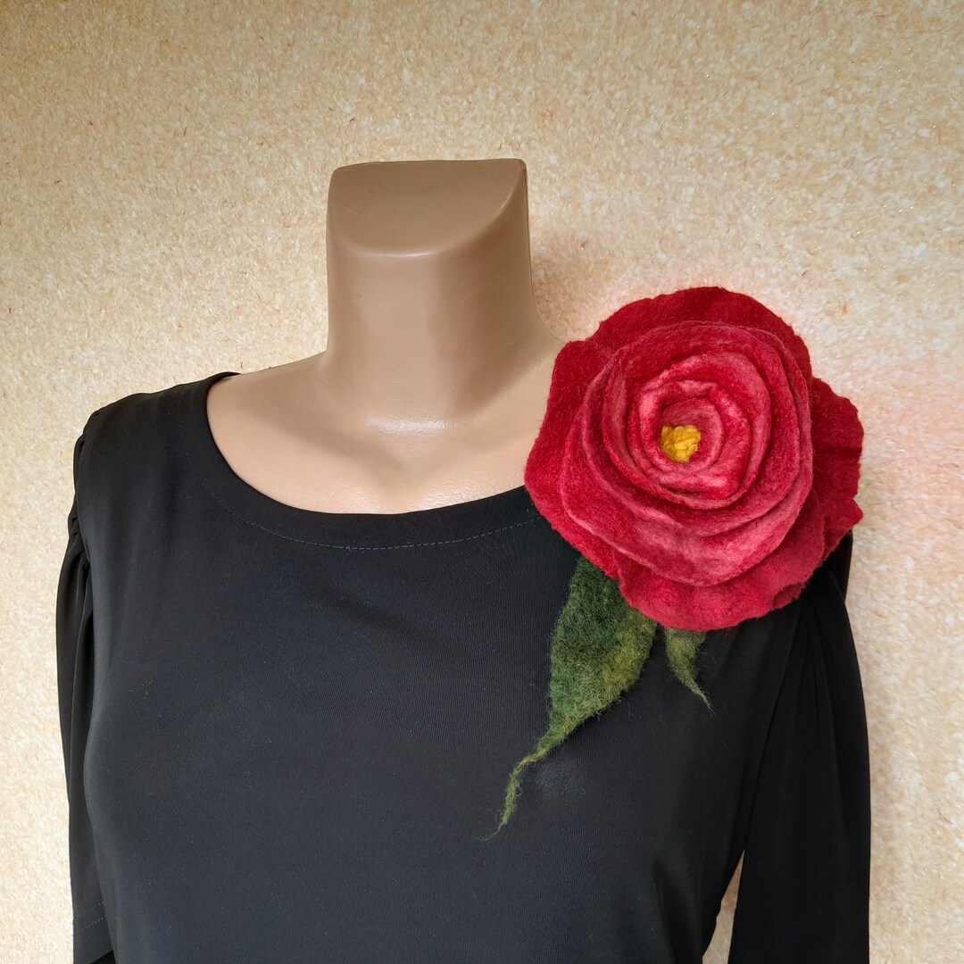 Broche rose en laine, épingle fleurie, broche fleur feutrée, cadeau ...