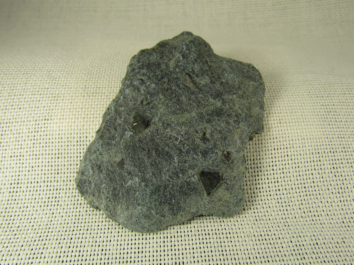 Raw Magnetite Crystals on Schist Collection Sample 2.55 | Etsy