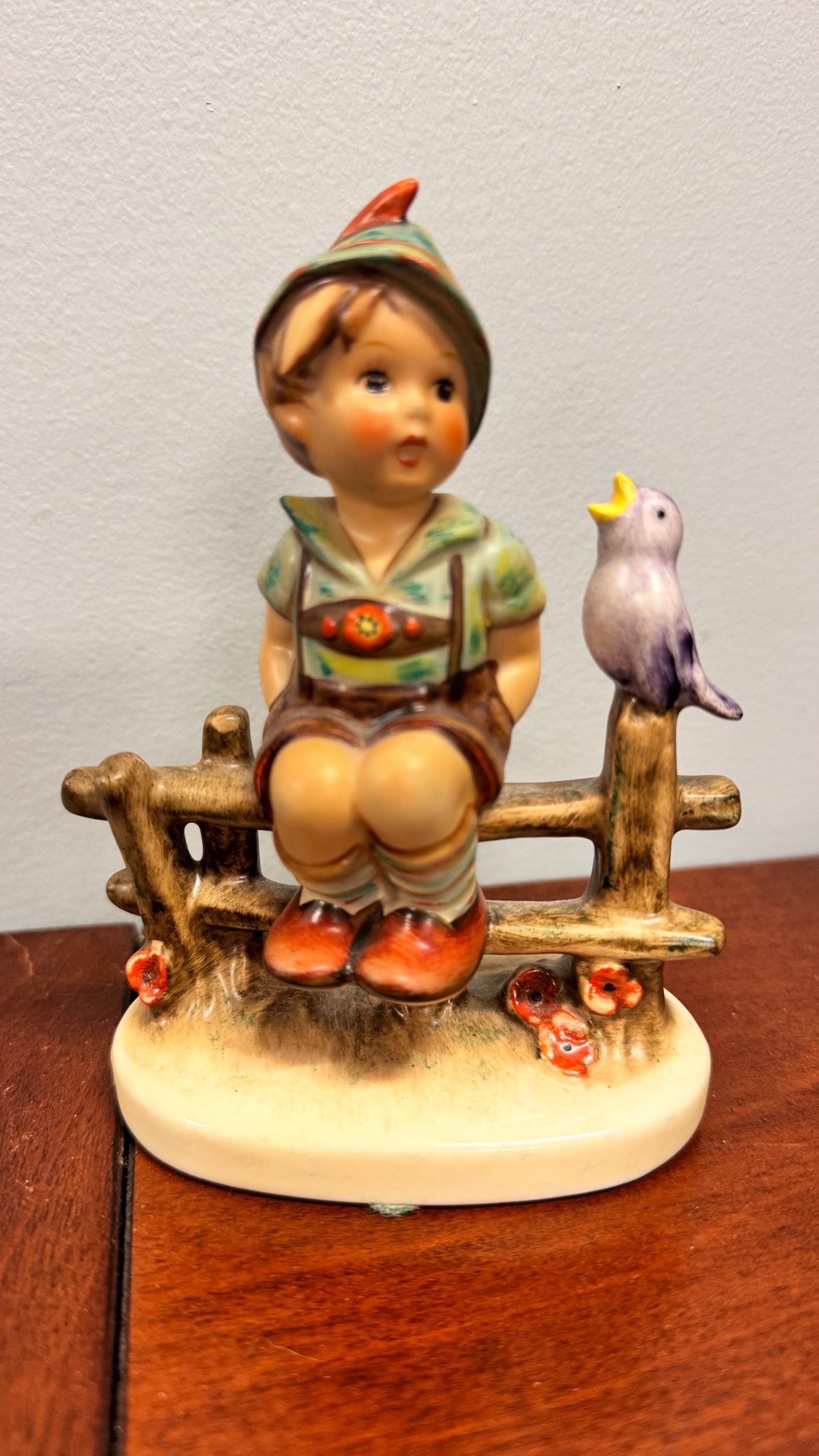 Hummel boy with bird on foot store