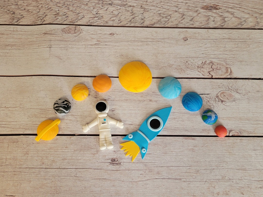 Fondant 2D Planets - Fondant Rocket - Fondant Astronaut Space Cake ...