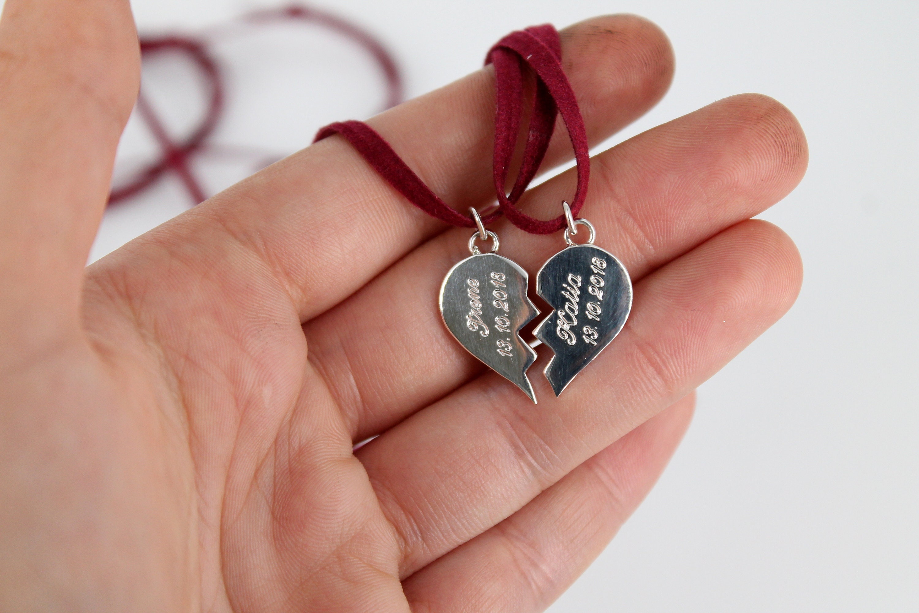 Colgantes de corazón medio en plata 925 con grabado novios | Etsy