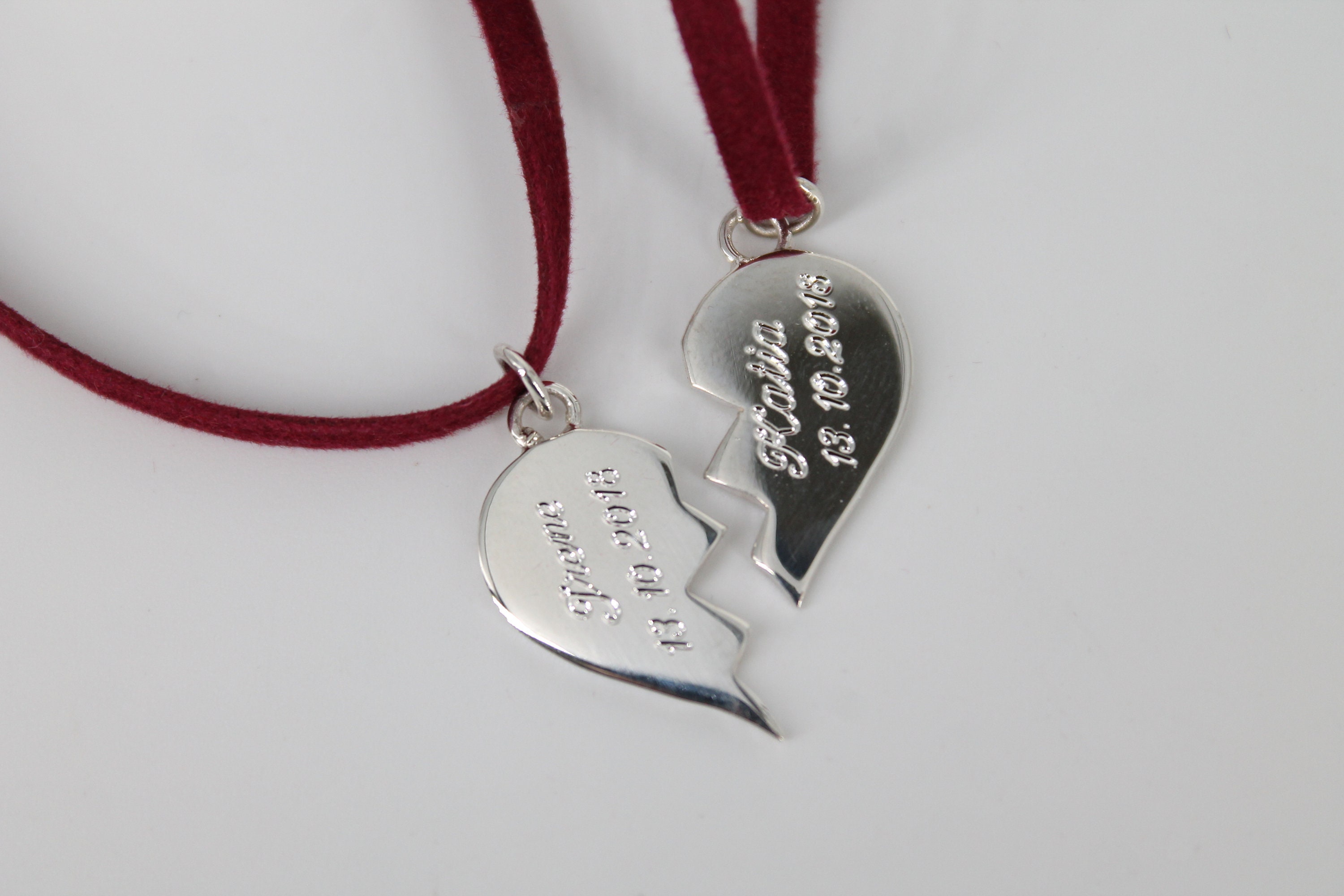 Colgantes de corazón medio en plata 925 con grabado novios | Etsy