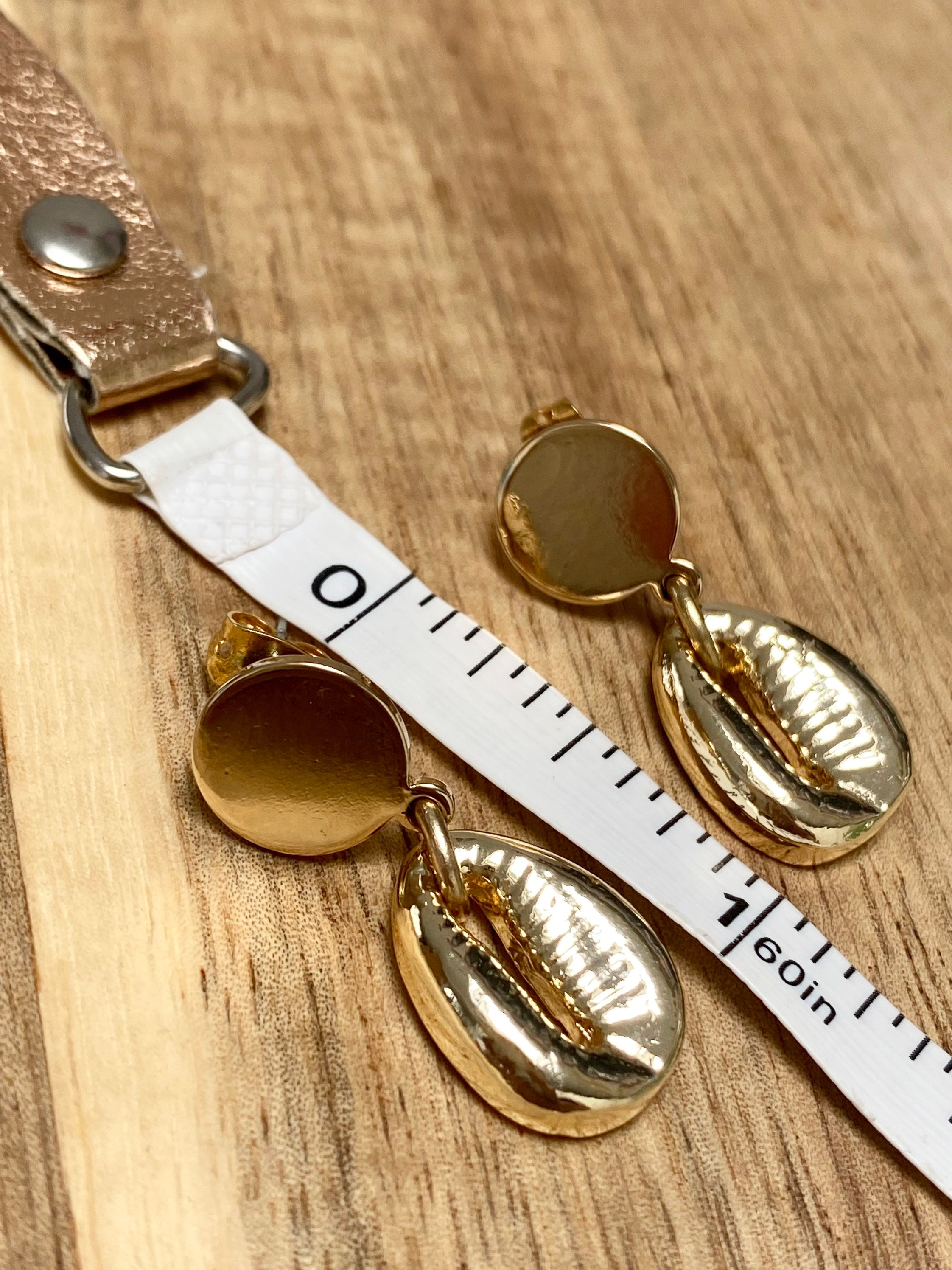 Gold cowrie shell earrings shell earrings summer earrings - Etsy.de