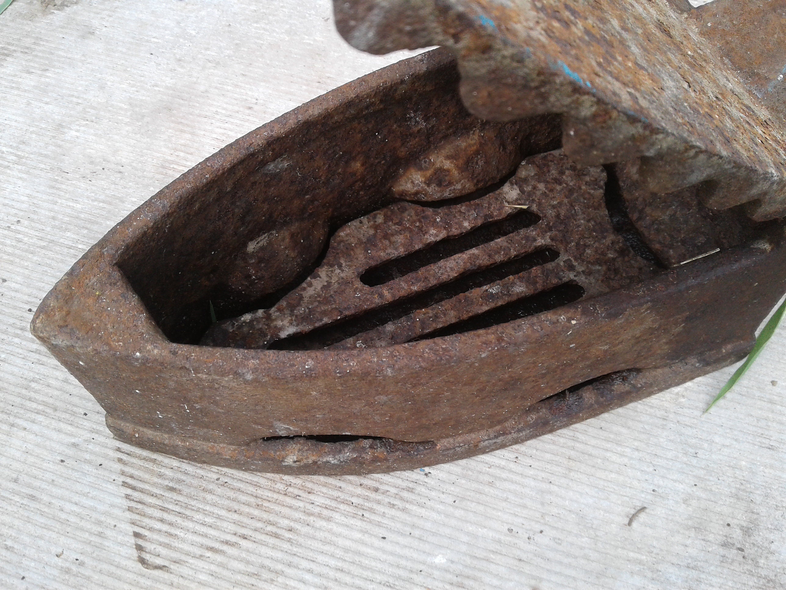 Antique Coal Iron Primitive Charcoal Flat Iron Rusty Metal Finds ...