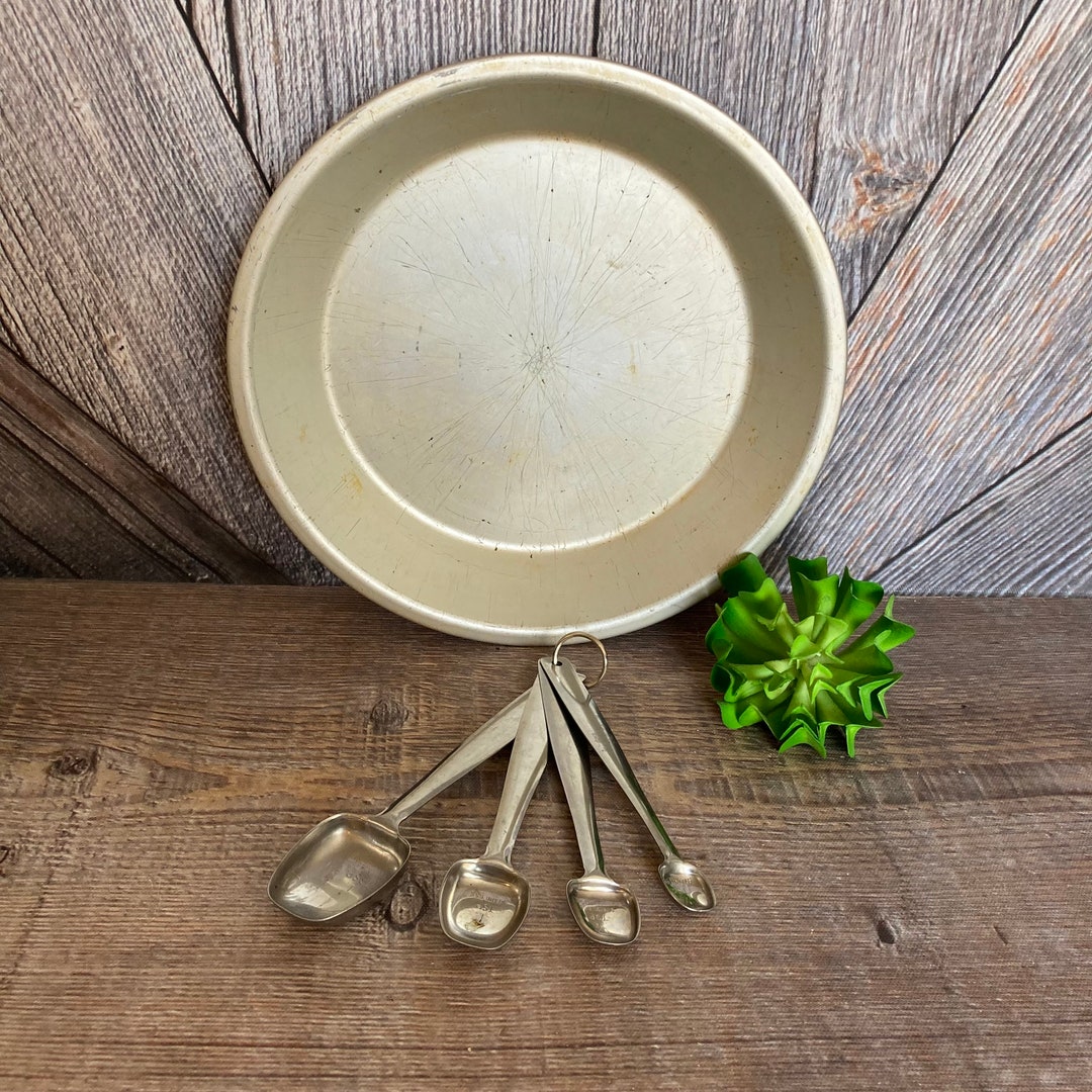 Vintage Pie Tin and Measuring Spoons {vintage Aluminum Metal Mirro Pie ...