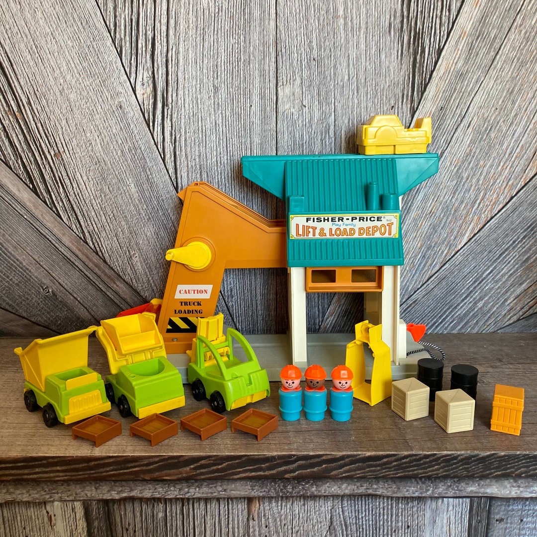 Vintage Fisher Price Lift and Load Depot 99% COMPLETE {play Family 942 ...