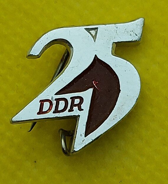 vintage pin badge east - Gem