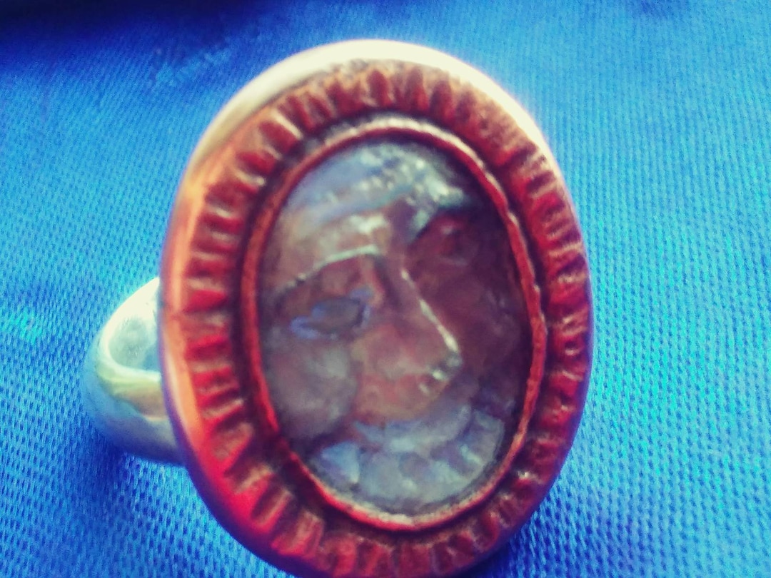 Hombre en el anillo de piedra lunar Cara de piedra lunar Hombre en la ...