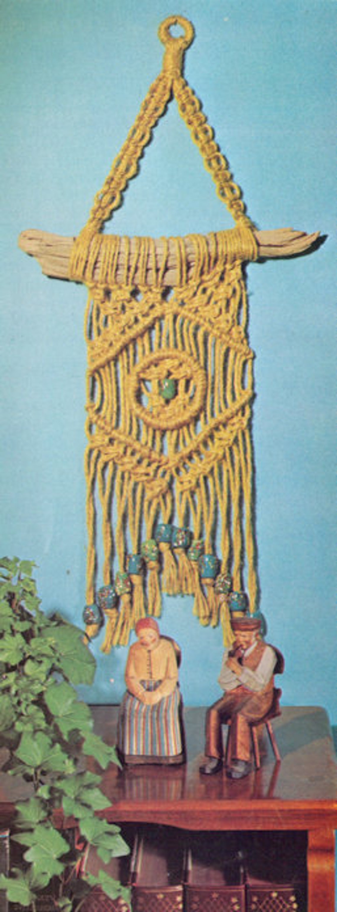 Macramé Hangers for Small Spaces - 13 Vintage Macrame Hanger Patterns ...