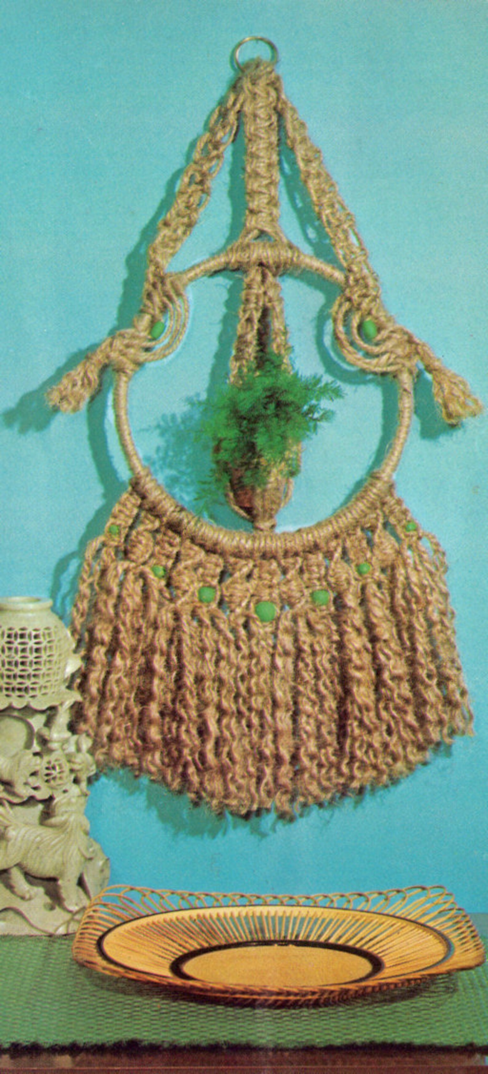 Macramé Hangers for Small Spaces - 13 Vintage Macrame Hanger Patterns ...