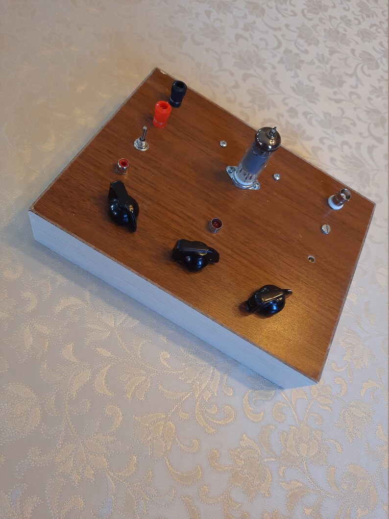 A 1000 Khz Crystal Controlled 250 Miliwatts 6BE6 One Tube AM Radio ...