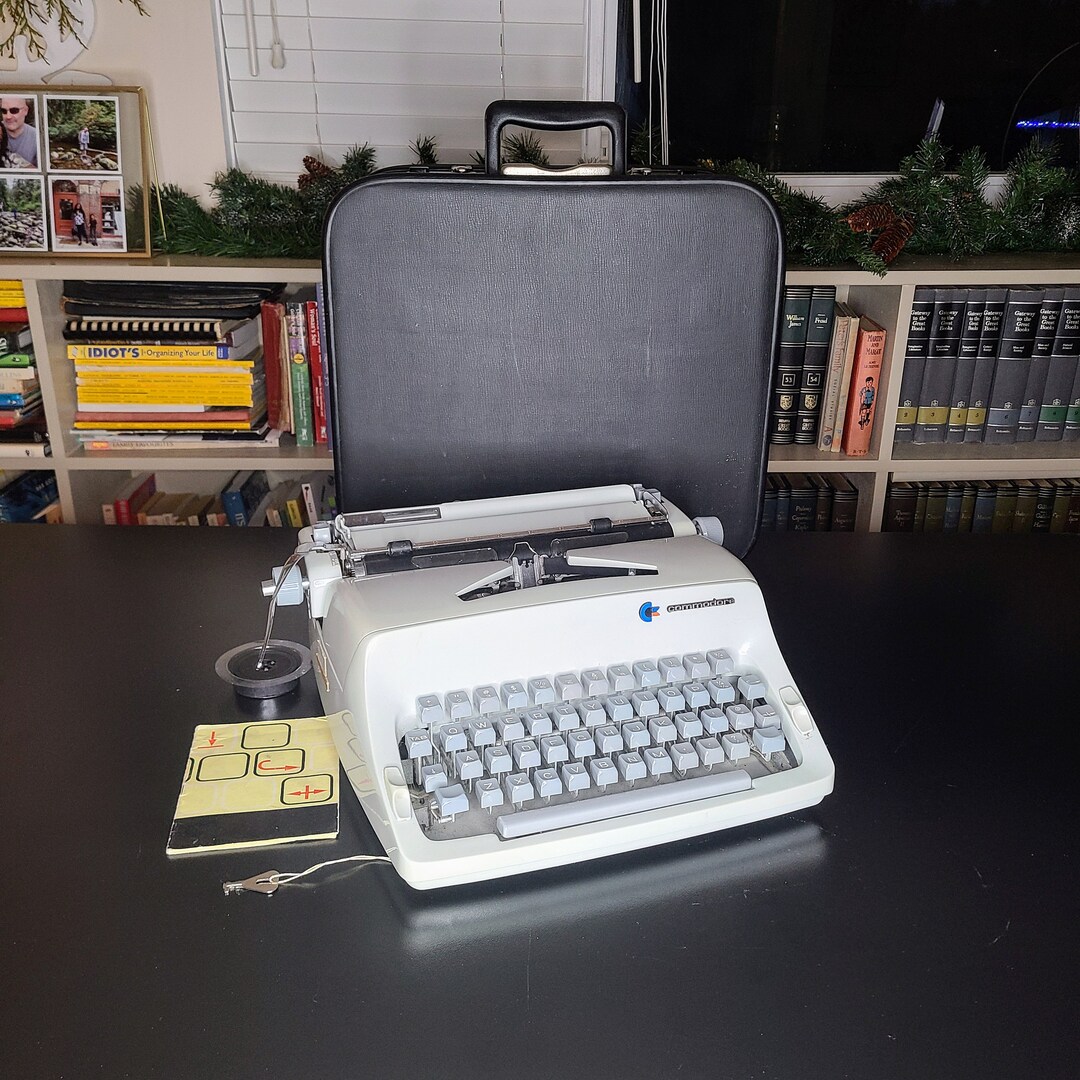 1969 Commodore 2200 Manual Typewriter, With Case, Owners Manual and Key ...
