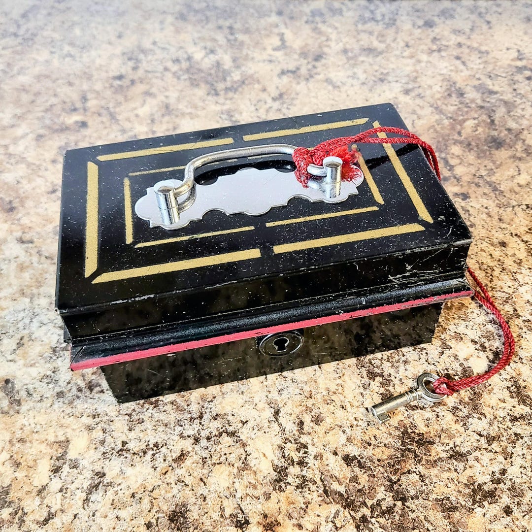 Vintage "victa" Series Lockable Metal Cash Box, With Removable Coin ...