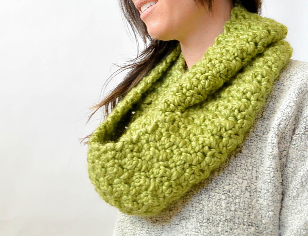 Chunky Crochet Infinity Scarf Pattern, Big Crochet Scarf, Easy Crochet ...