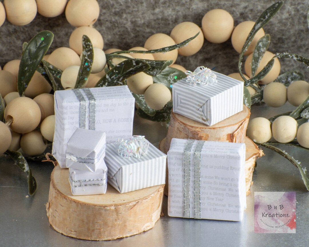 Miniature Presents White & Silver Carols Dollhouse Miniature 1:12 Scale ...