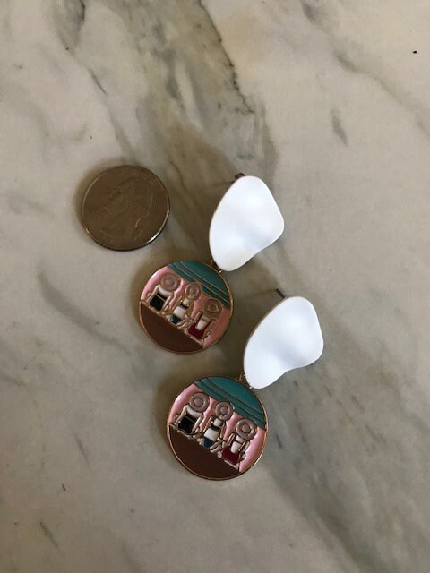 Studs blancos con encanto de las damas de esmalte - Etsy España