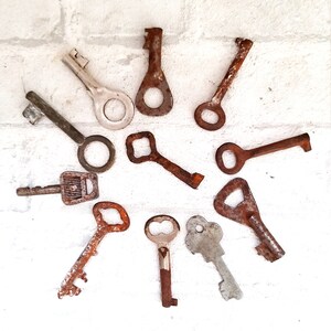 Rustic Keys Vintage Skeleton Key Old Key to the Castle Antique Key ...