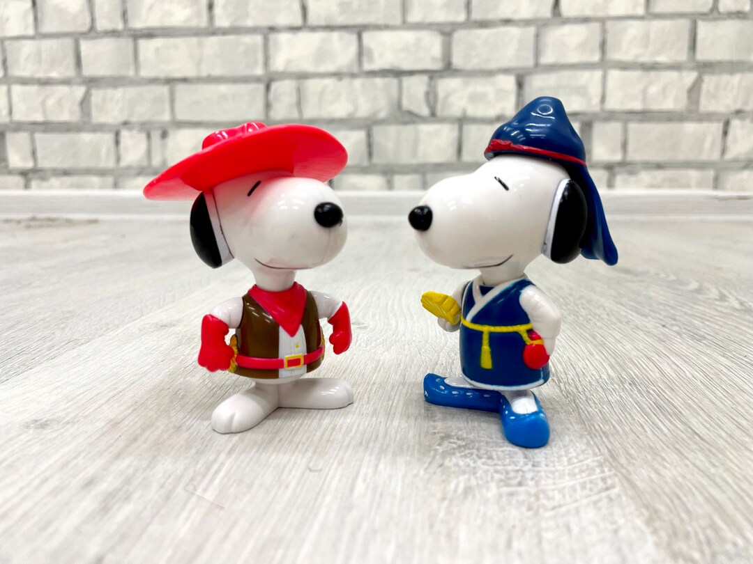 Set of 2 Plastic Peanuts Snoopy Figure 3.5" Mcdonalds Happy Meal Snoopy ...