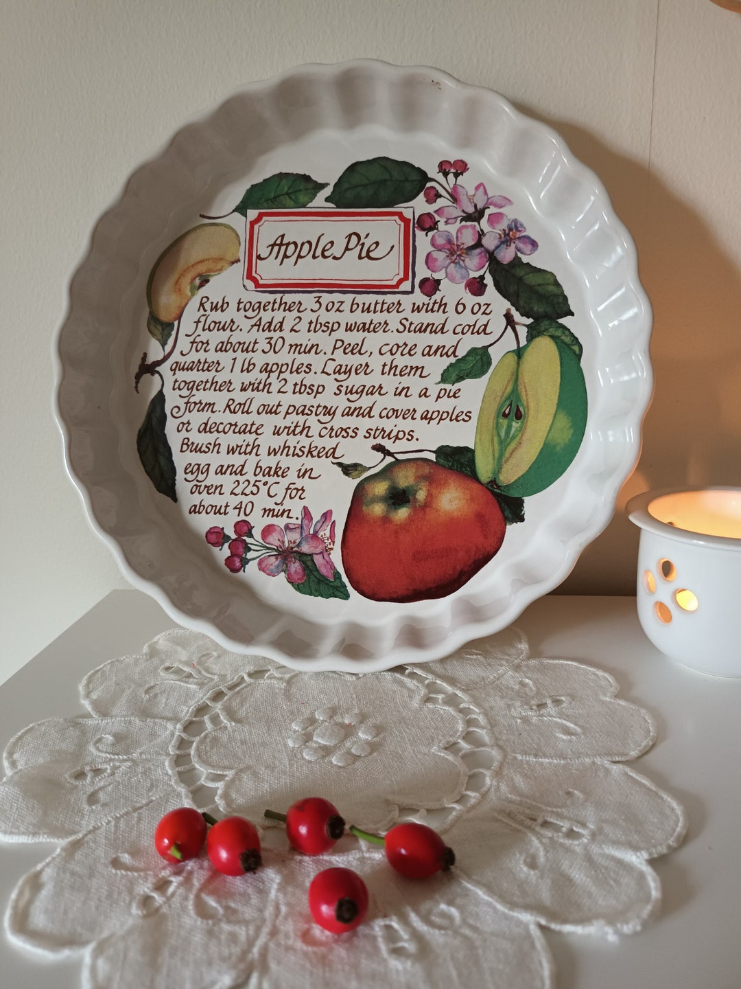 Vintage Pie Form Ceramic Form With Pictures of Apples and a Apple Pie ...