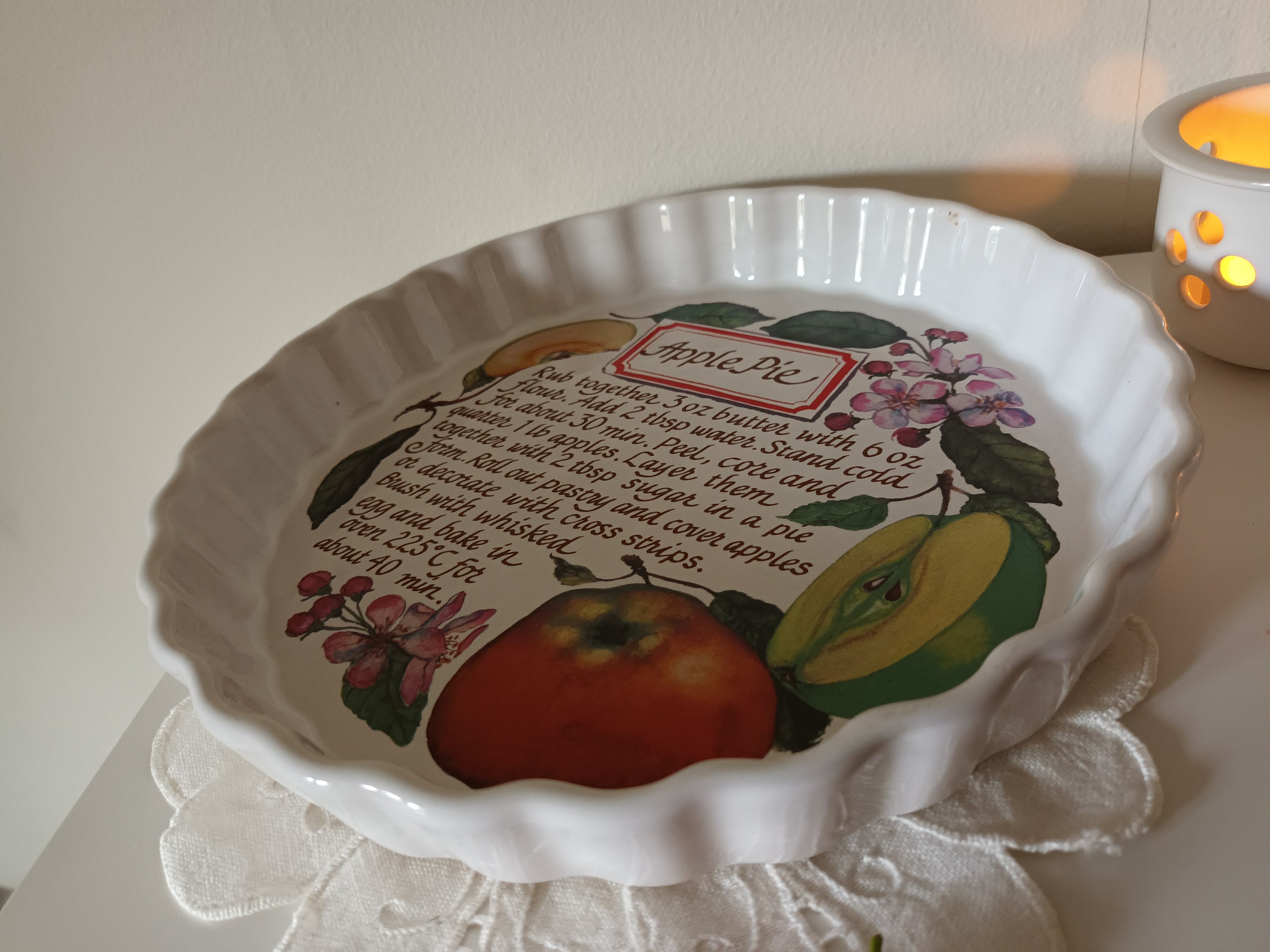 Vintage Pie Form Ceramic Form With Pictures of Apples and a Apple Pie ...