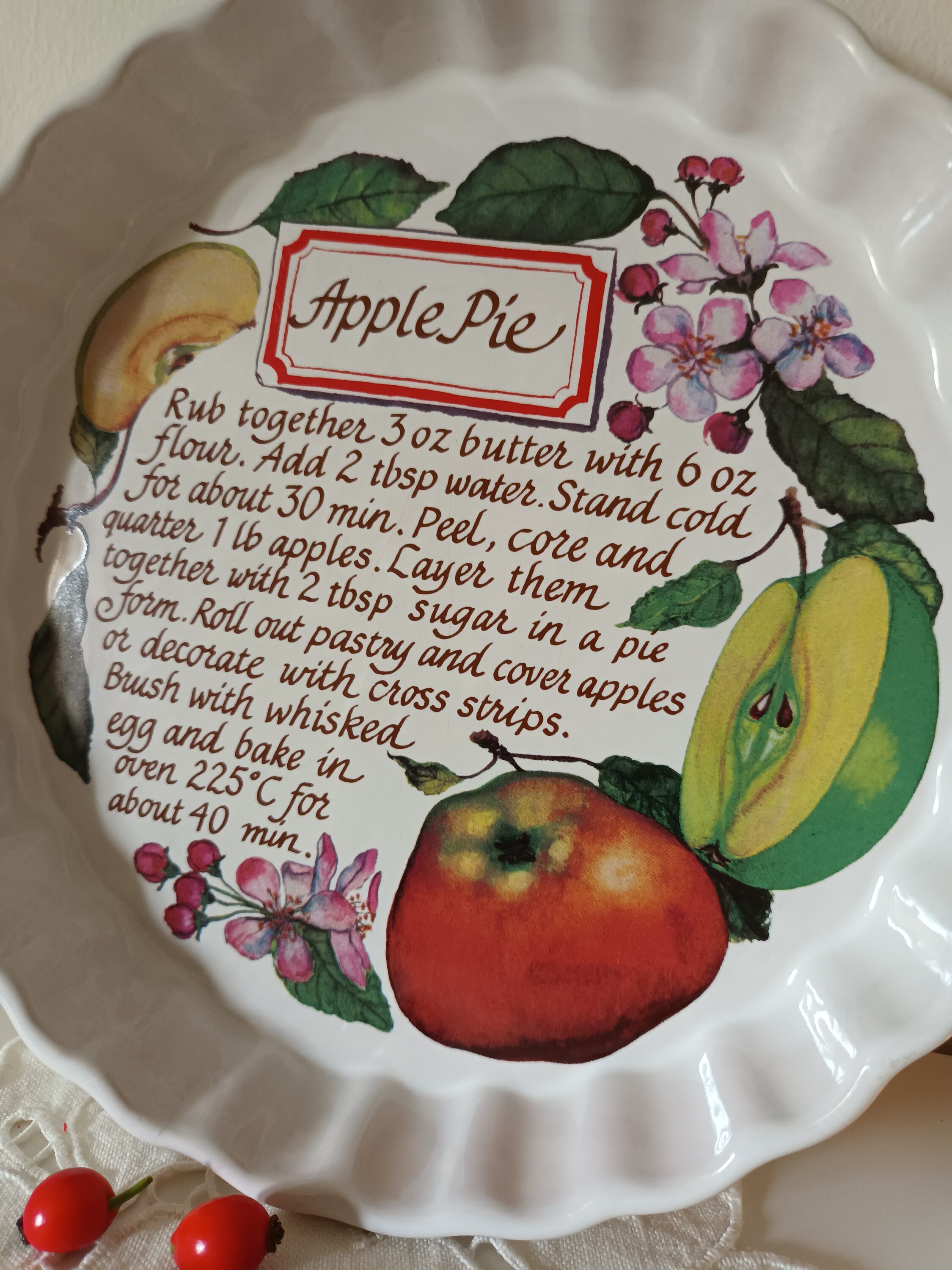 Vintage Pie Form Ceramic Form With Pictures of Apples and a Apple Pie ...