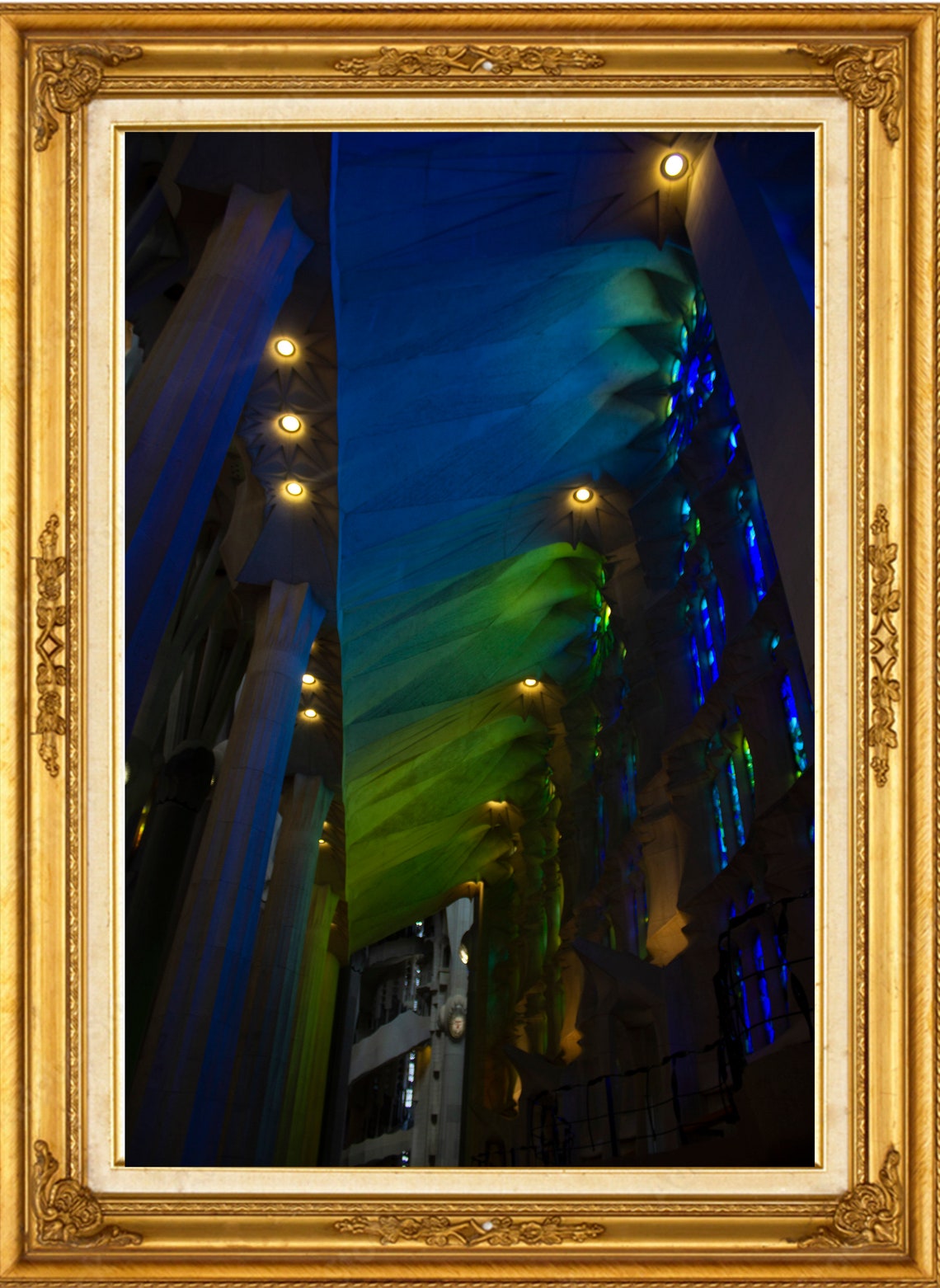 Luces Divinas De La Basílica De Sagrada Familia Divine Lights of the ...