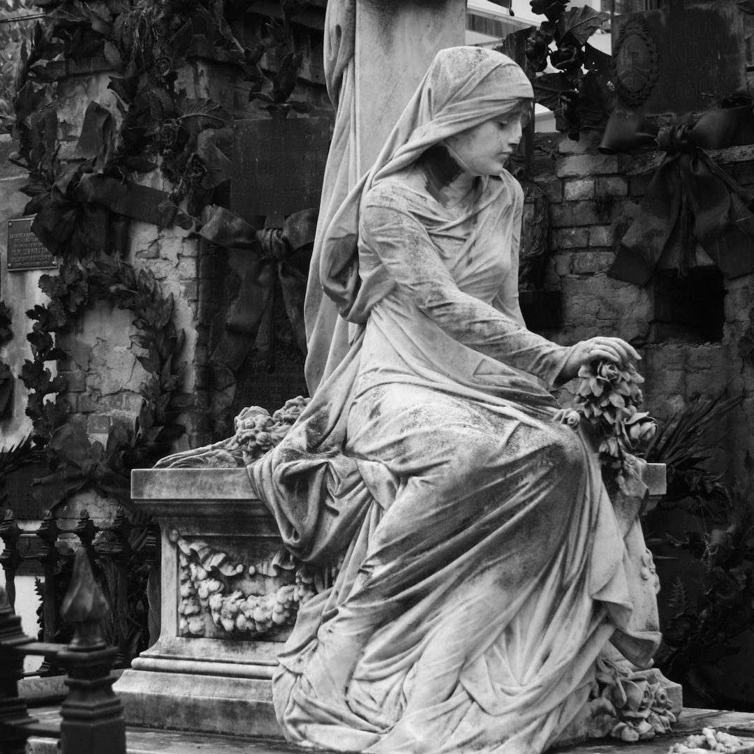 La Nina De Las Flores B&W - Etsy